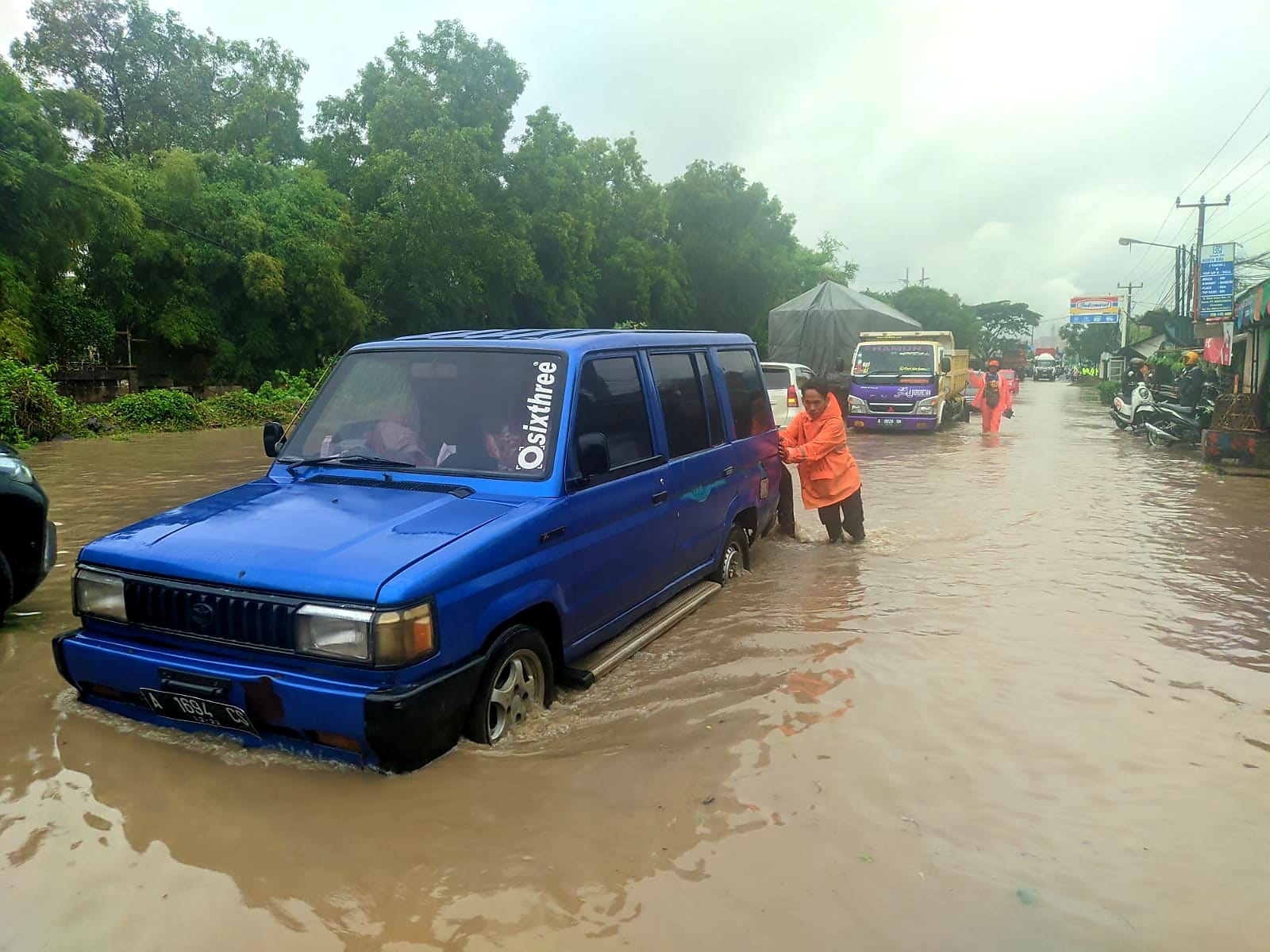 Diguyur Hujan Deras, Dua Titik di Kota Cilegon Longsor - MEGATRUST Diguyur Hujan Deras, Dua Titik di Kota Cilegon Longsor - MEGATRUST